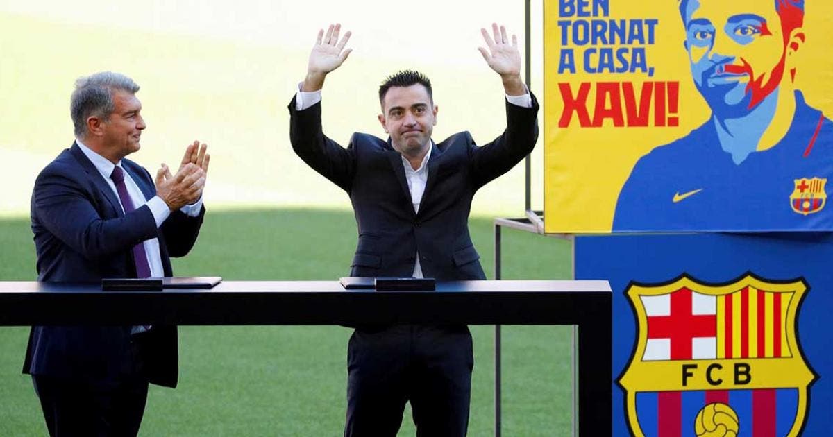 Firma Xavi Hernández como DT del Barça en medio de ovación en el Camp ...