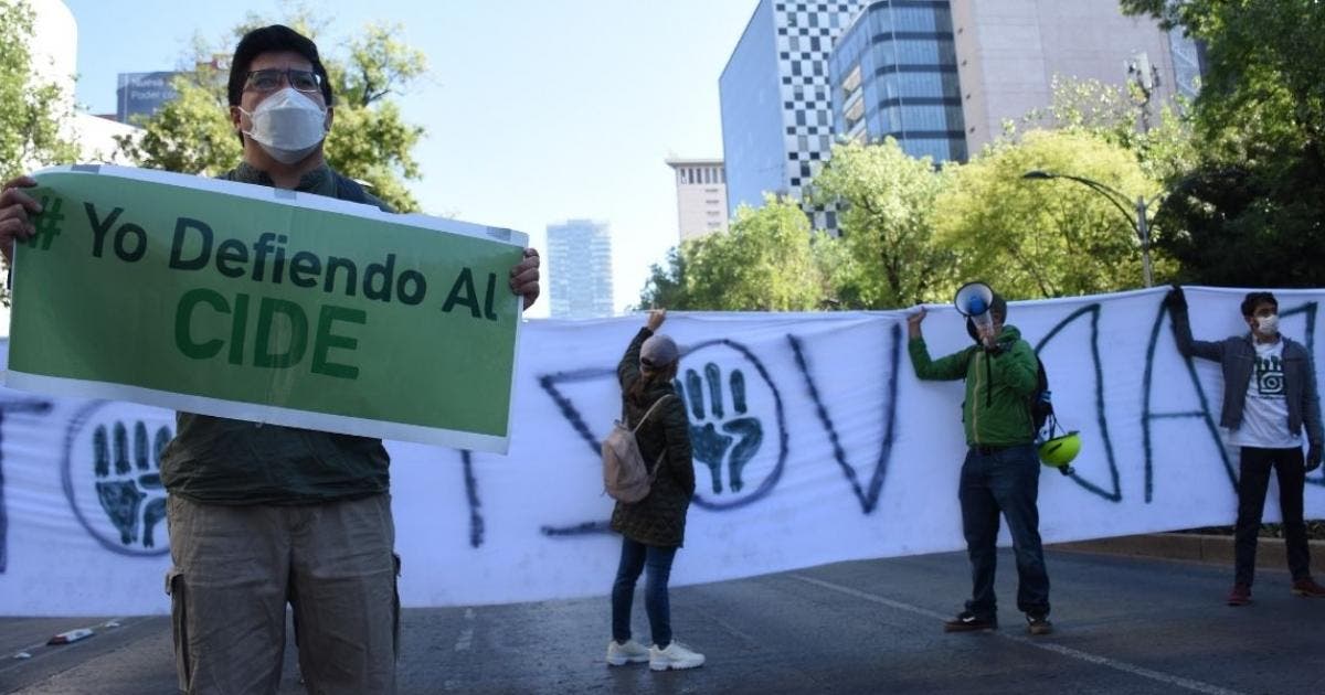 Alumnos y docentes del CIDE protestan frente al Conacyt contra cambios ...