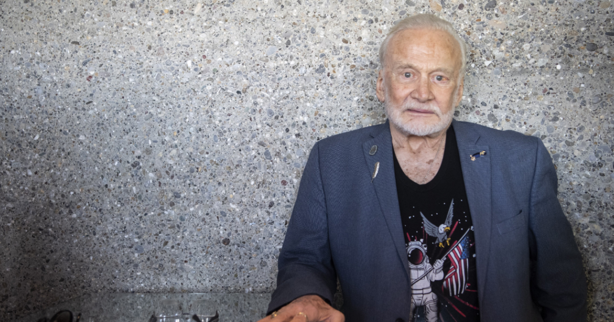 Sale a subasta la chaqueta que Aldrin llevó en la primera misión a la ...