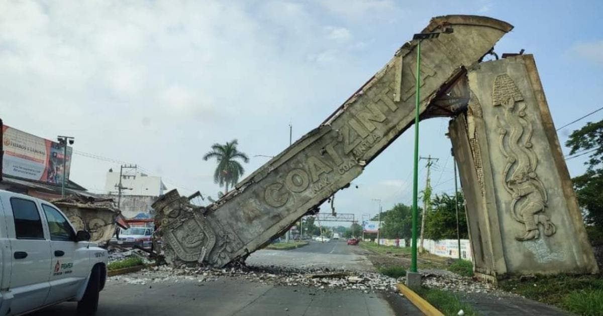 Se derrumba el arco de bienvenida Coatzintla, Veracruz | Diario de México