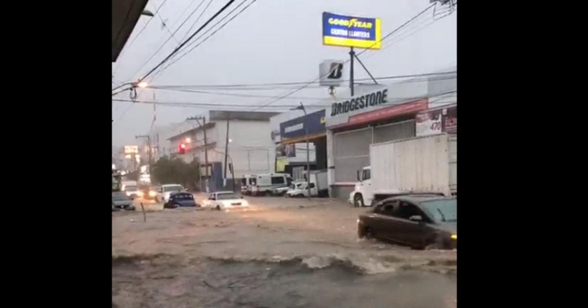(videos) Ciclón 'Julia' inunda calles del puerto de Acapulco, Guerrero ...