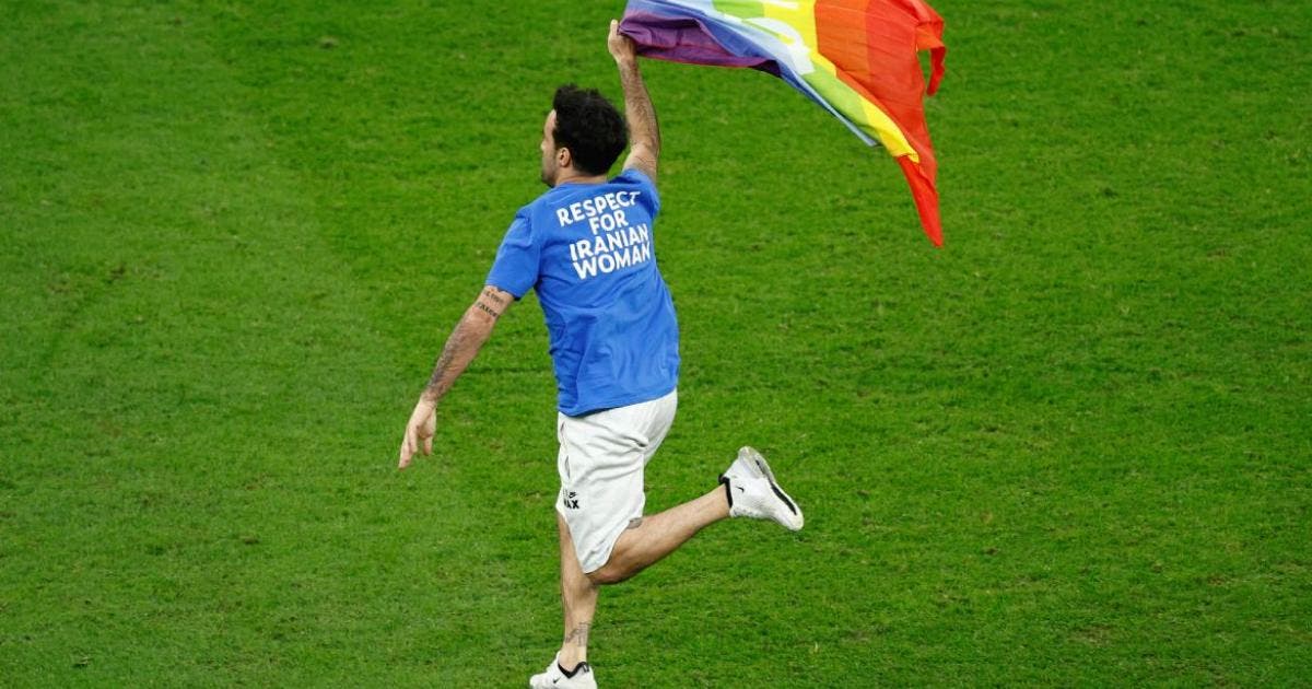 Espontáneo salta al césped con bandera arcoíris e interrumpe partido ...