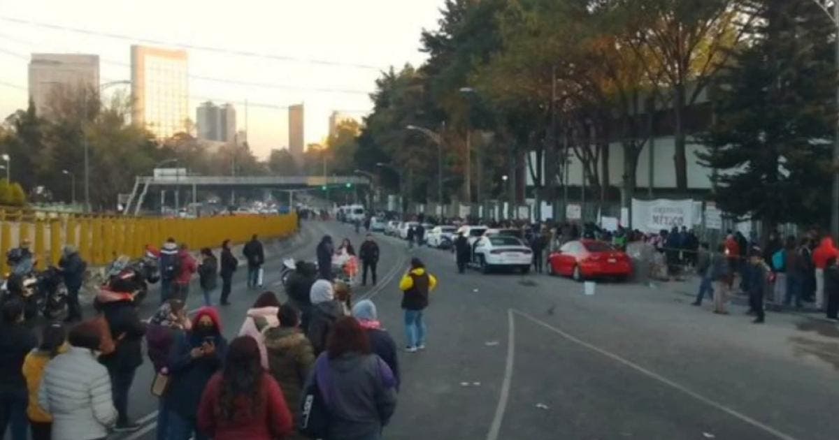 Bloquean Calzada Chivatito por trámites para las becas Bienestar Benito ...