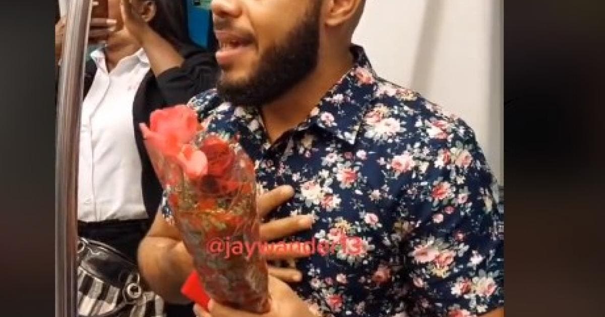 (Video) Hombre le pide matrimonio a su amiga en el Metro y ella llora | Diario de México