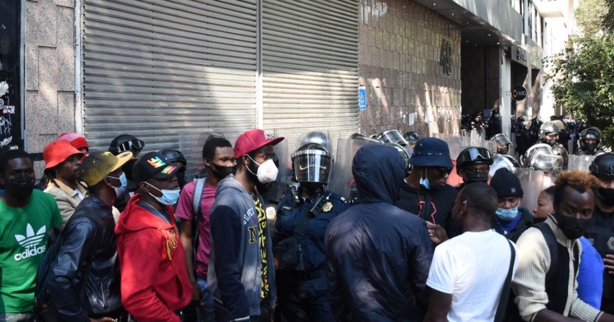 Persisten filas de migrantes en oficinas de la Comar en CDMX; no ...