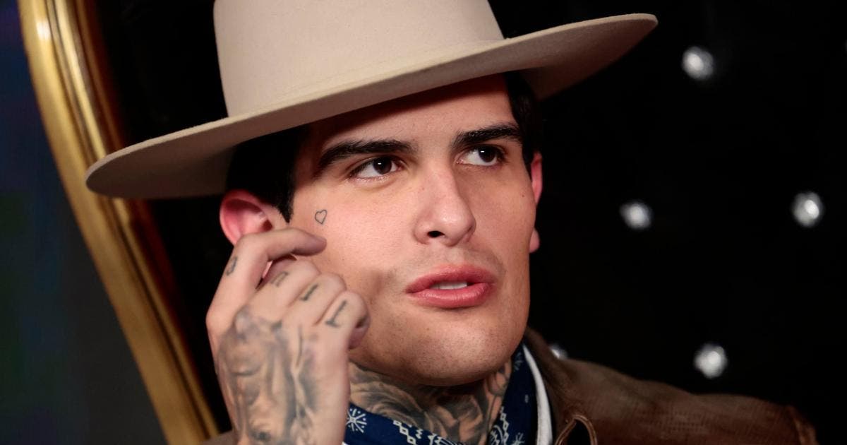 El cantante mexicano Adriel Favela disfruta de adentrarse al género del ...