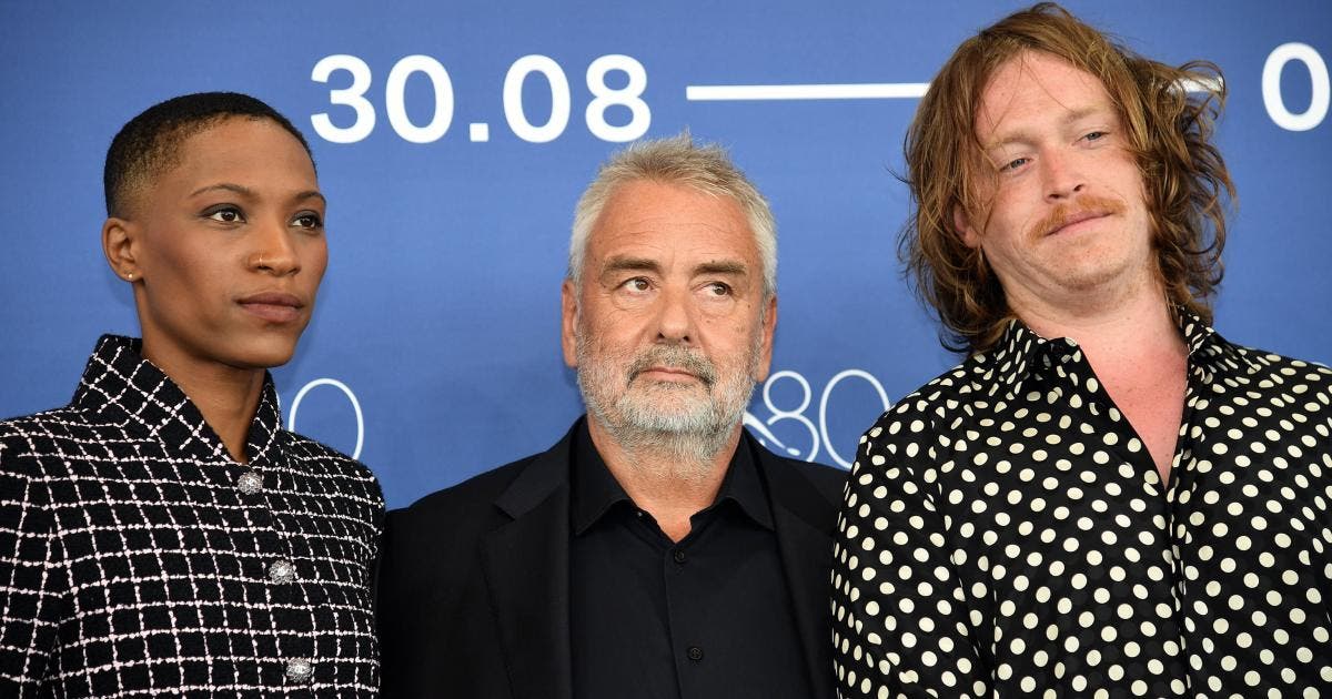 Ovacionan al cineasta fránces Luc Besson y al actor Caleb Landry Jones ...