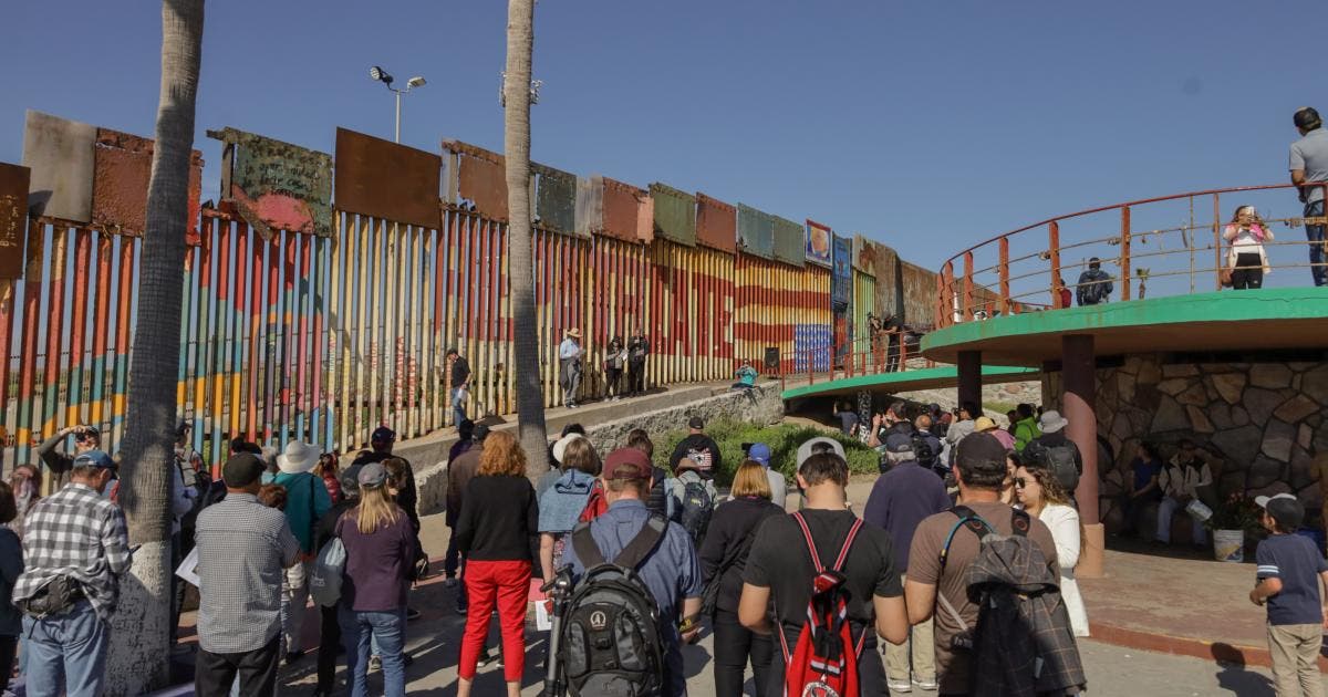 Activistas condenan renovación de muro fronterizo en Tijuana | Diario ...