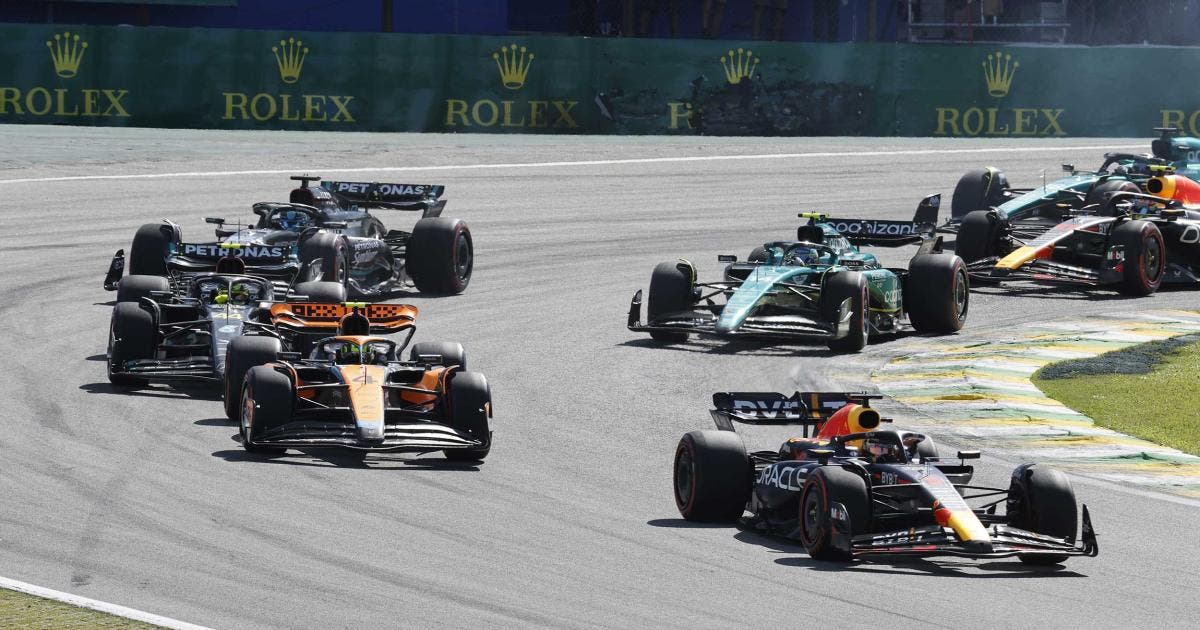 Era suyo y lo deja ir... Checo Pérez no puede contener Alonso y pierde ...