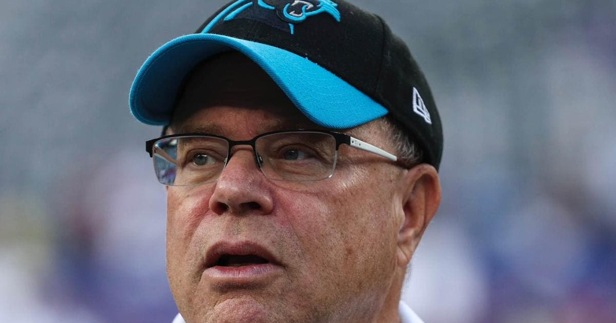 NFL multa al dueño de los Panthers por arrojar bebida a los aficionados ...