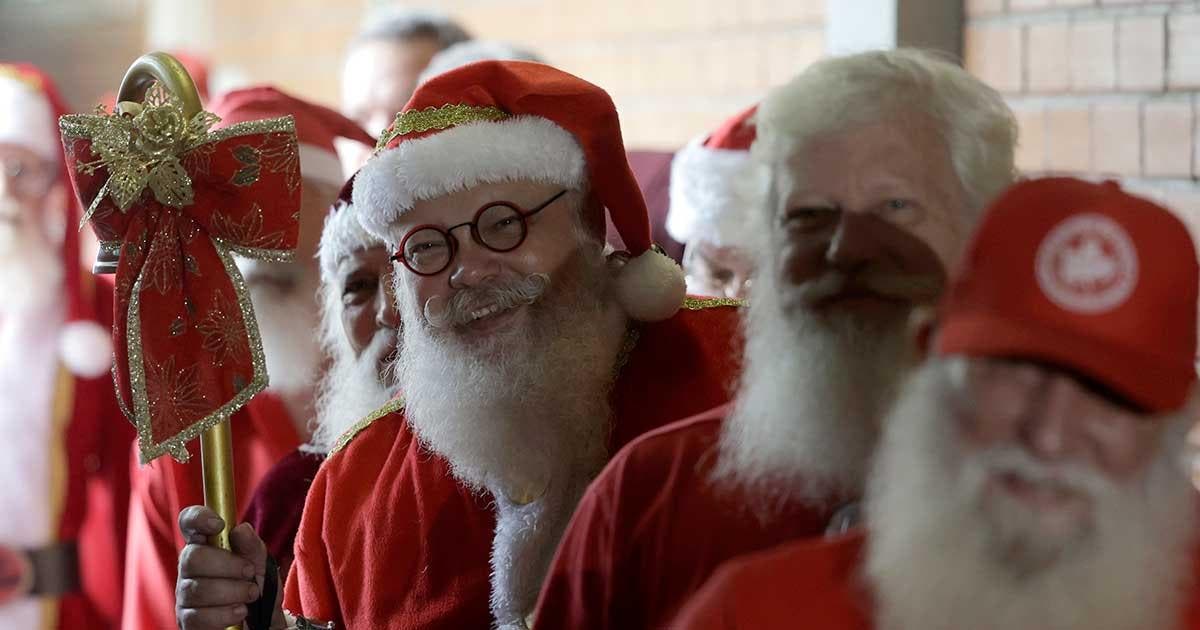 Llega la Navidad a Río de Janeiro... Certifican a 45 'Santas' para dar ...