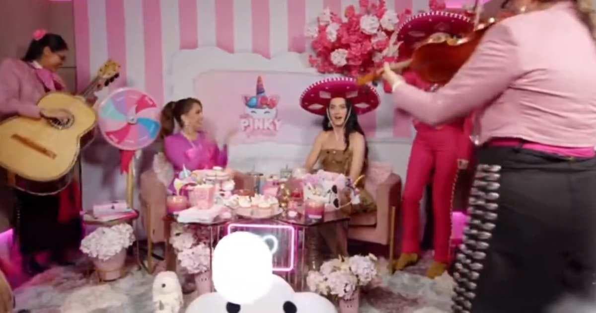 ¡Una sorpresa más! Katy Perry recibe mariachi en programa de Karla Díaz ...