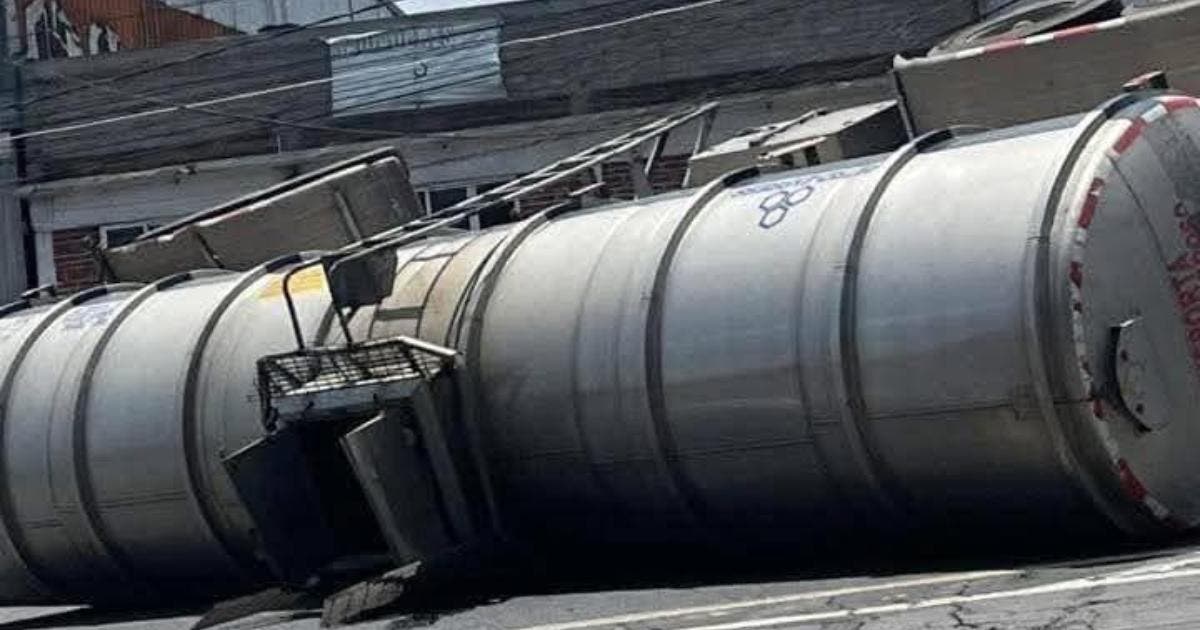 VIDEOS | Volcadura de pipa con combustible provoca cierre total en la México-Pachuca | Diario de ...