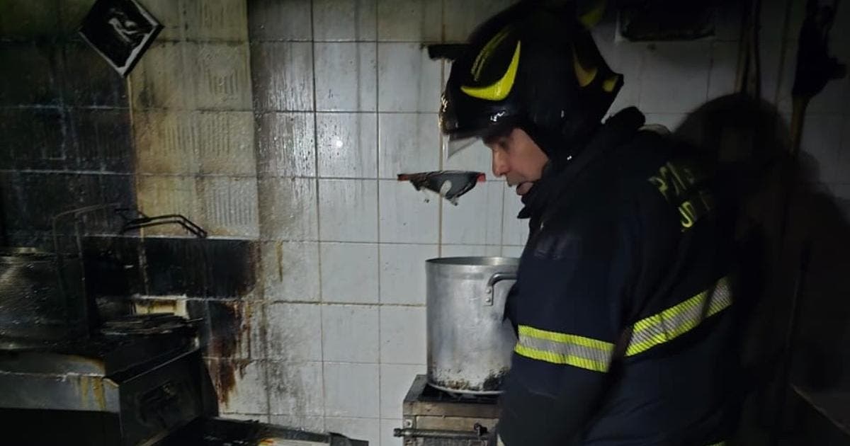 VIDEOS | Extinguen bomberos incendio en negocio de Parque Delta | Diario de México