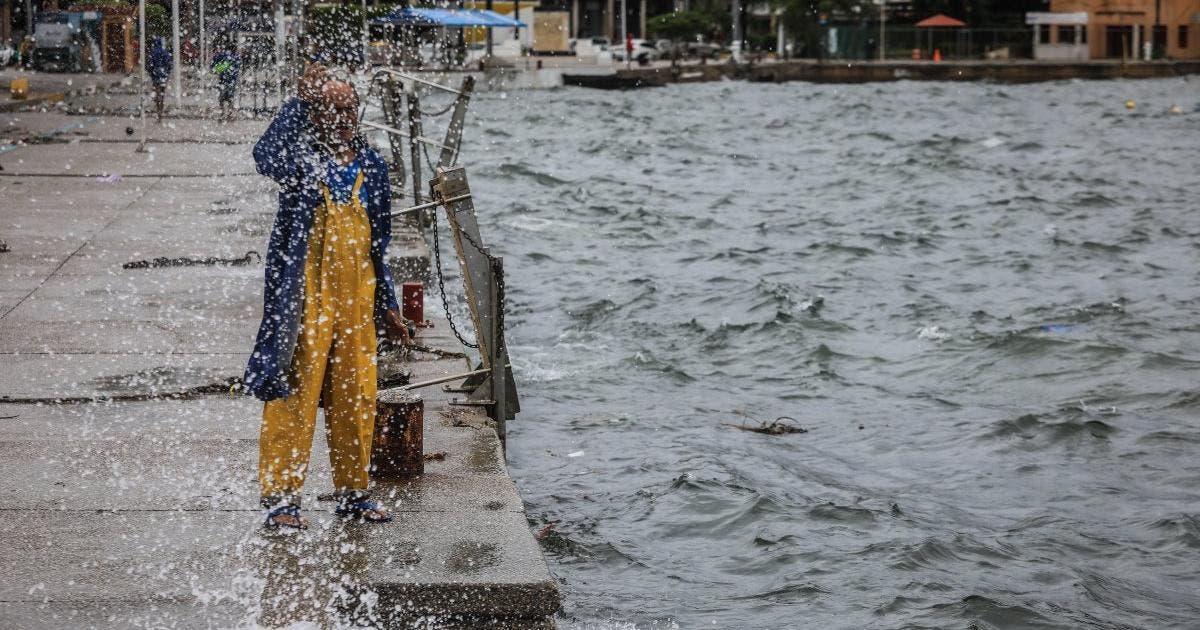 El huracán “Narda” se debilitó a categoría 1 en la escala Saffir-Simpson, aunque se espera que ...