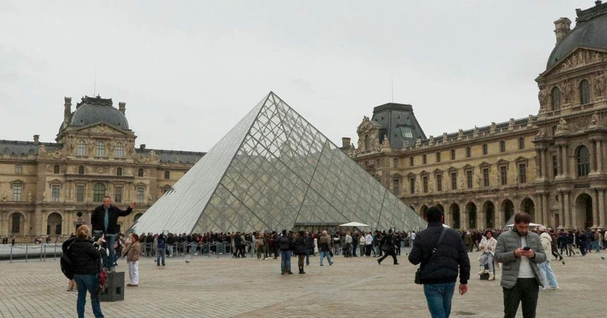 Los trabajadores del Museo del Louvre, en París, Francia, están ...