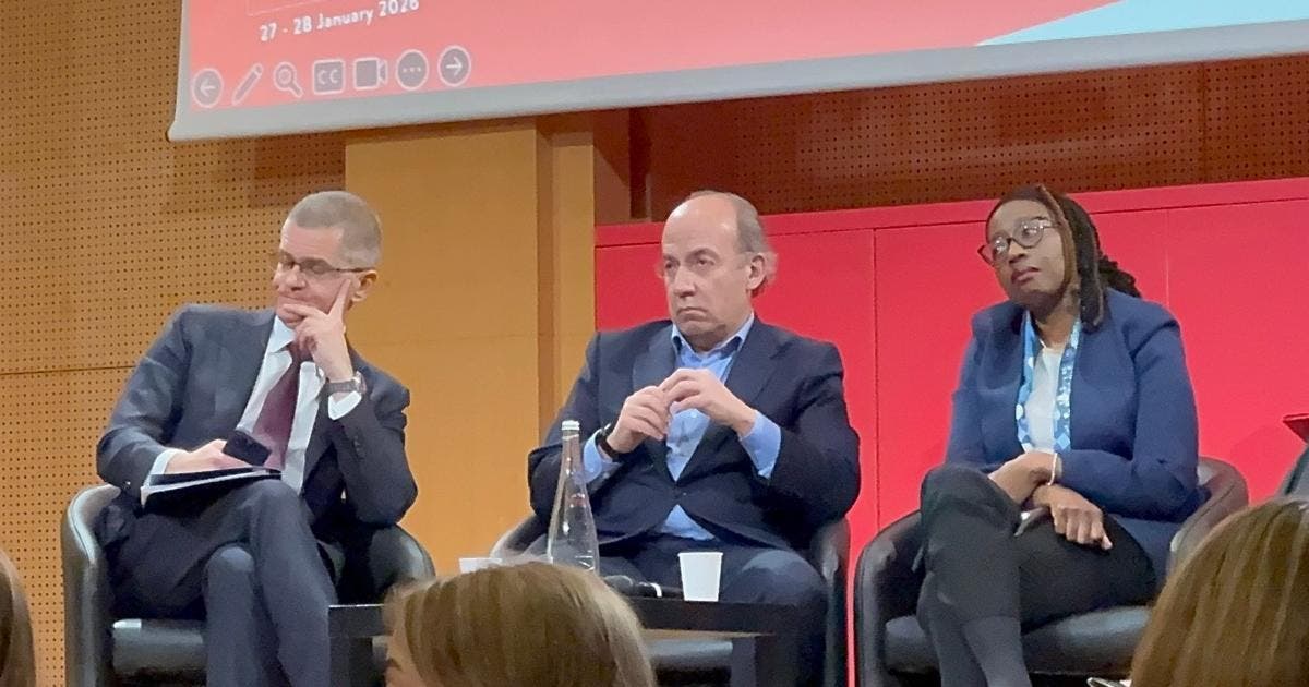 Protesta contra Felipe Calderón en París: Estudiantes le gritan ...