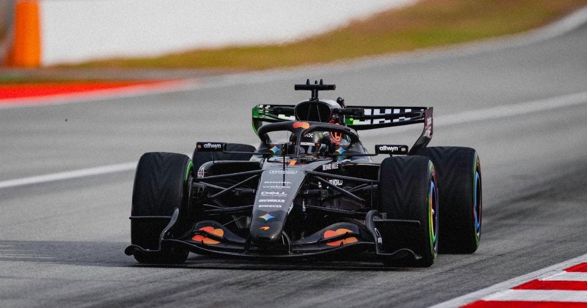 McLaren estrena el MCL40 en Barcelona y Mercedes marca el mejor tiempo ...