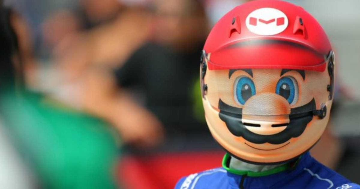 Daniel Morad utiliza en una carrera el casco de Súper Mario Bros ...