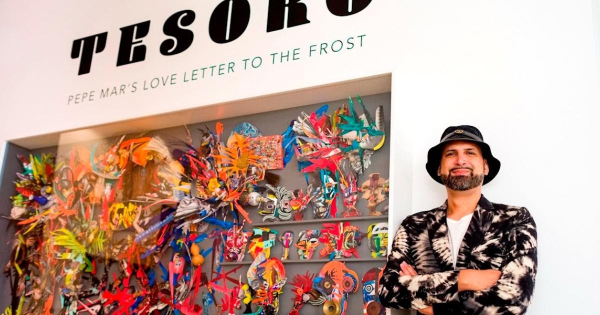 El artista mexicano Pepe Mar realiza un collage con obras de un museo ...