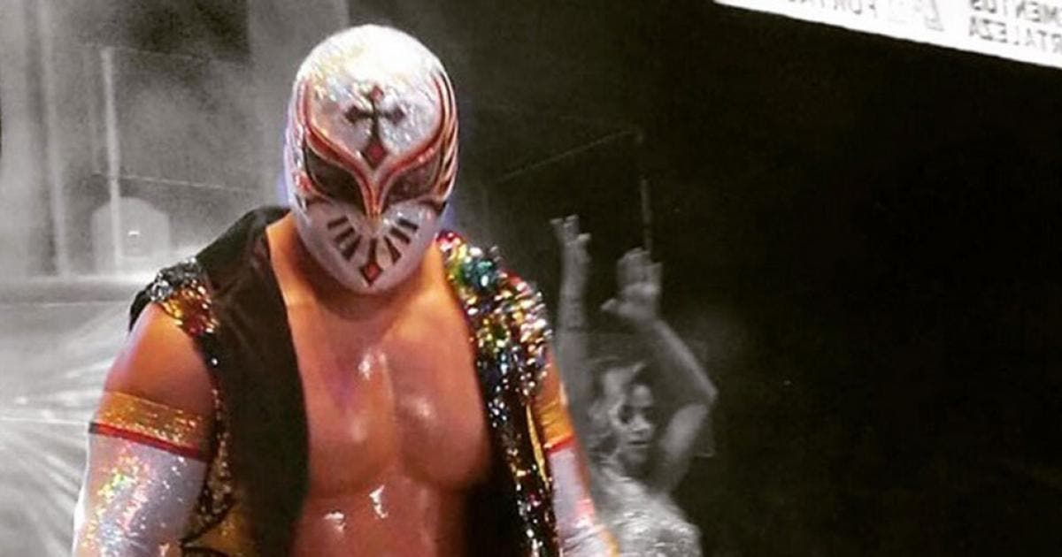 Carístico vence en dos caídas a Último Guerrero gracias a un faul ...