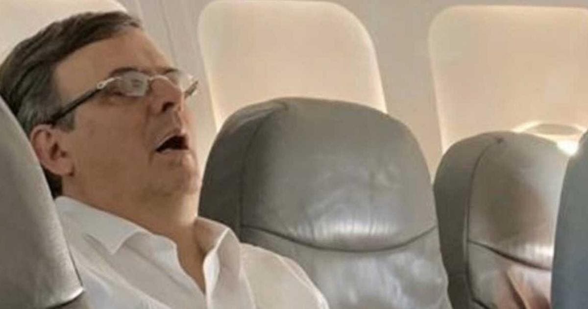 Captan roncando a Marcelo Ebrard en avión y con memes hacen sus sueños ...