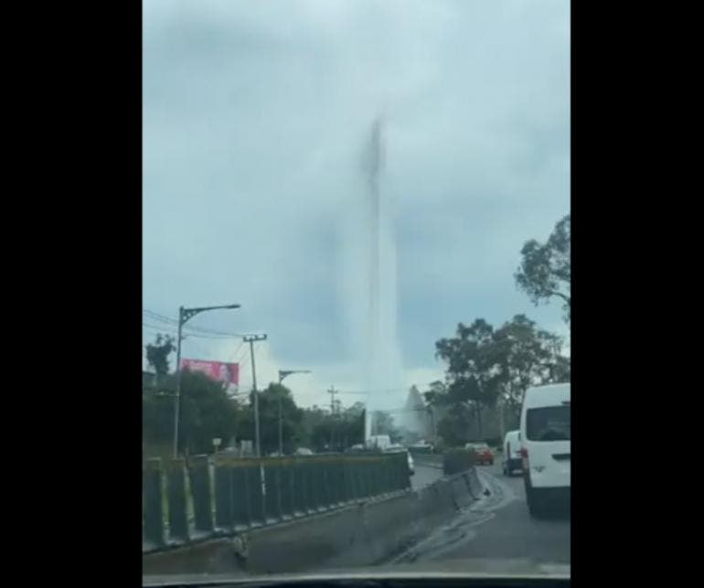 Megafuga de agua en CDMX: 'Géiser' en la carretera México-Toluca causa ... Megafuga de agua en CDMX: 'Géiser' en la carretera México-Toluca causa ...