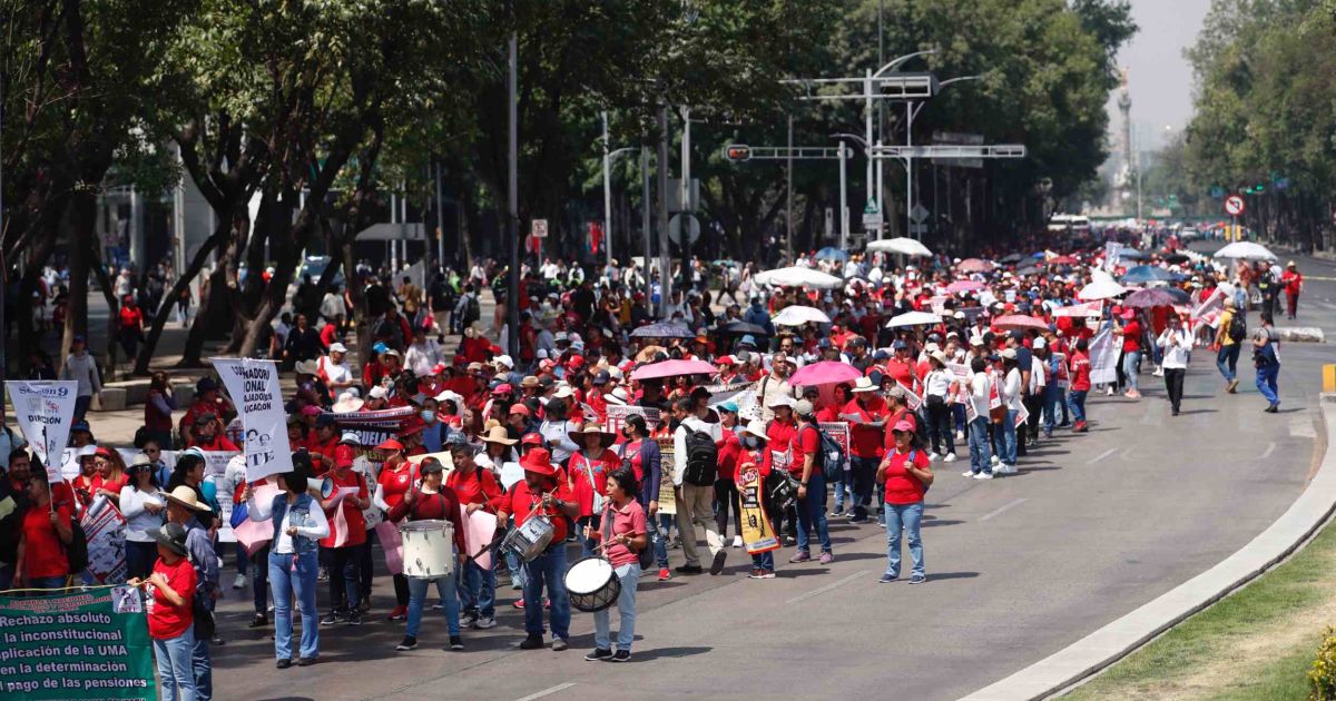 Profesores de la CNTE exigen 'voluntad' a AMLO para lograr mejoras ...