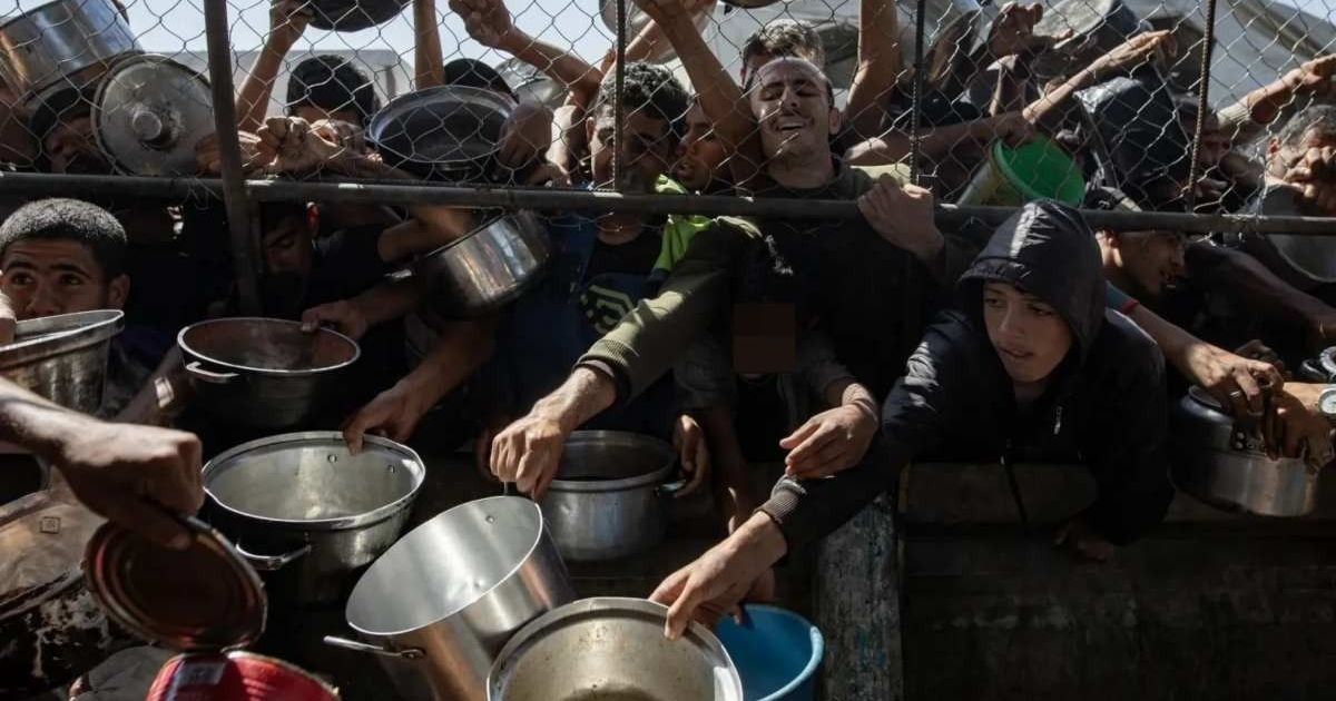 En Gaza, nadie debería elegir entre morir de hambre o por buscar comida ...