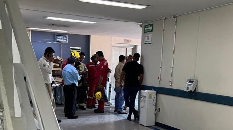 (videos) Rescatan a 8 personas tras quedarse atrapadas en elevador de ...
