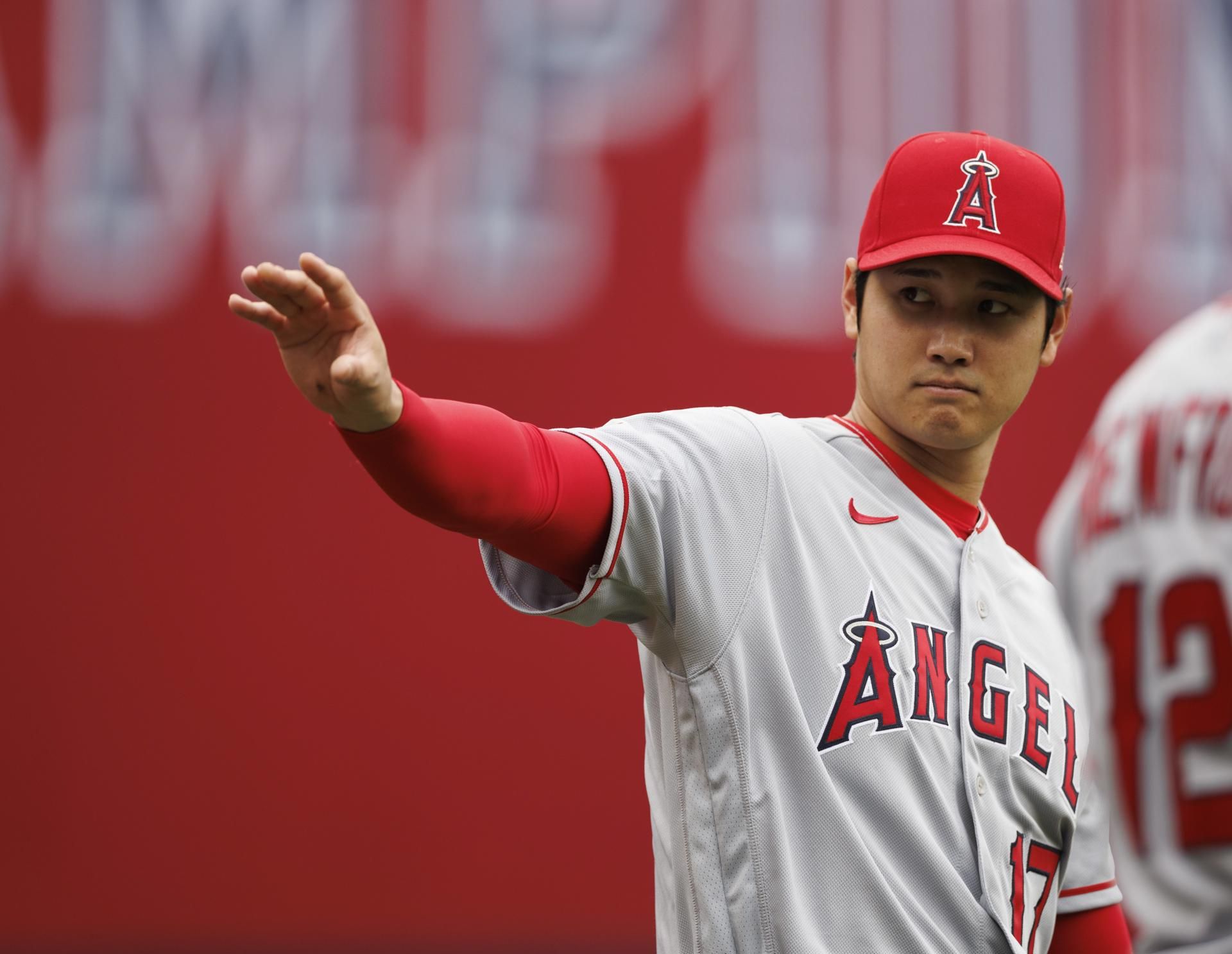 Shohei Ohtani brilla en la lomita y a la ofensiva con los Angelinos
