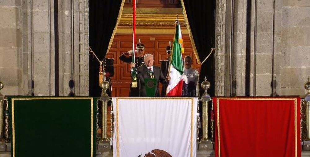 AMLO da 'El Grito' en el Zócalo capitalino: 'Vivan nuestros hermanos ...