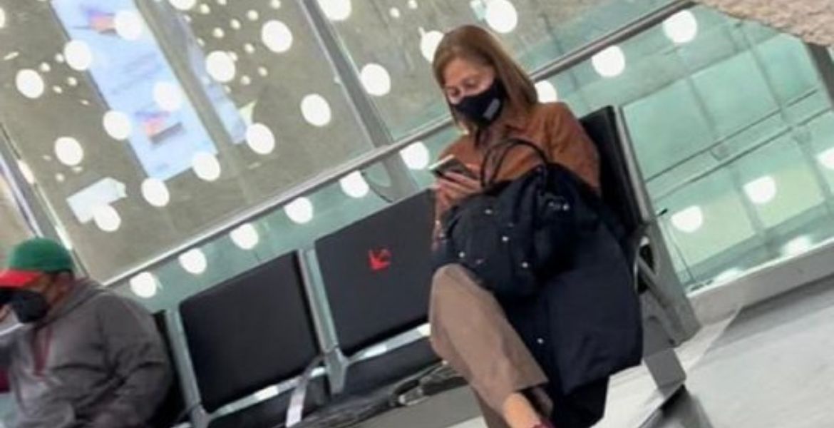 Captan a Clouthier sola en el aeropuerto; le reprochan por no usar el AIFA