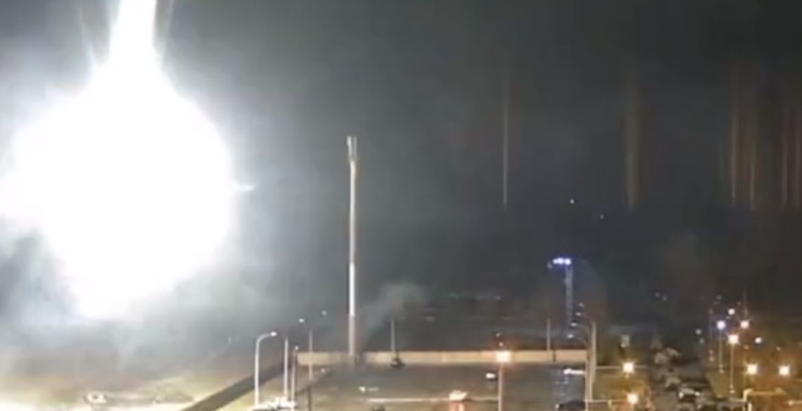 Atribuyen a ataque ruso incendio en central nuclear al sur de Ucrania