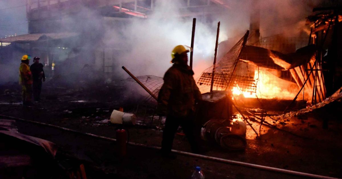 Fotos y videos: Incendio consume 25 locales del Mercado Central de Acapulco
