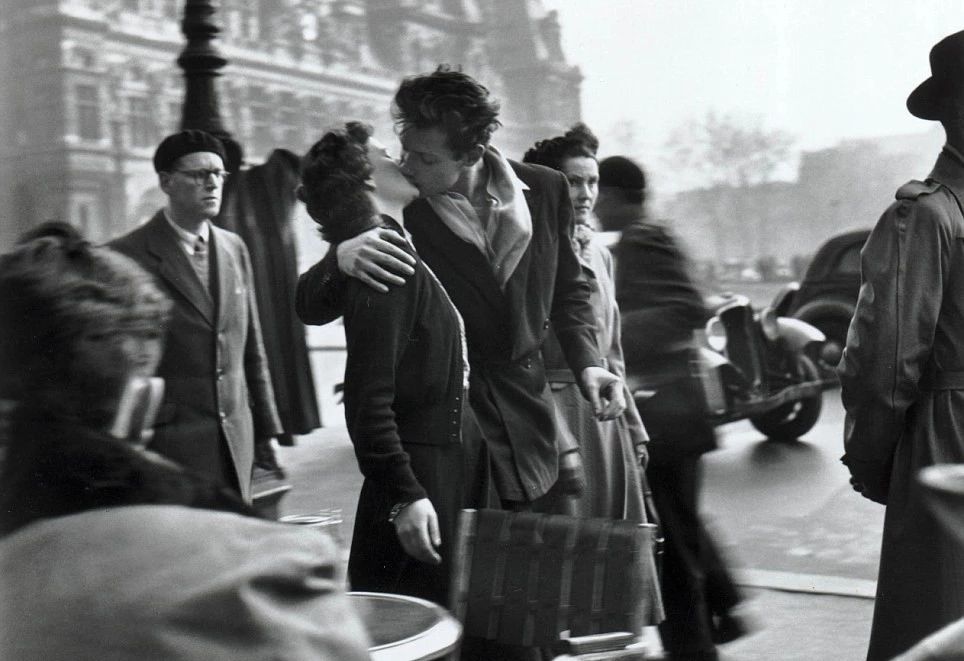 Muere Françoise Bornet, la protagonista de la foto del beso de Robert ...