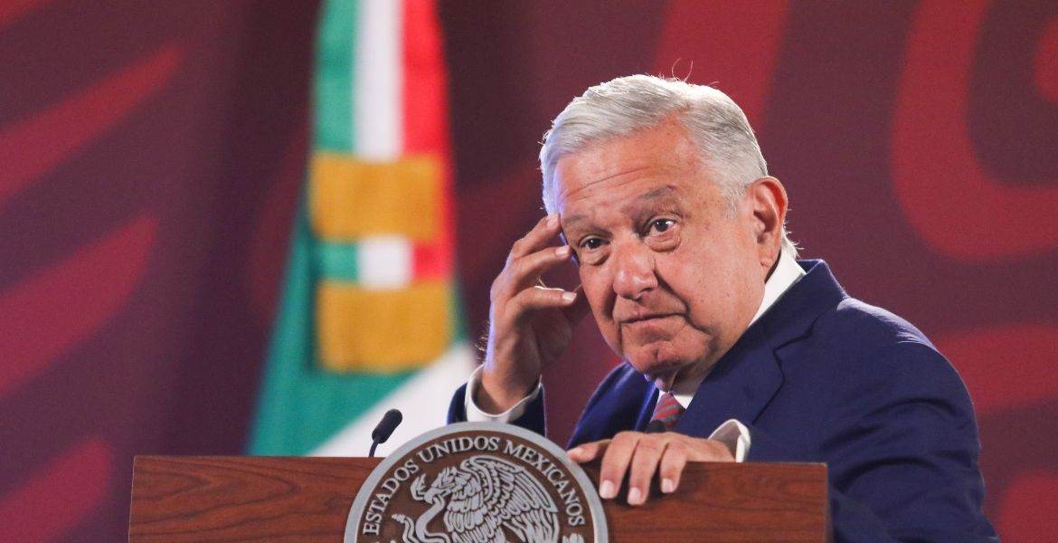 Festeja AMLO con cumbia el triunfo de Petro en Colombia