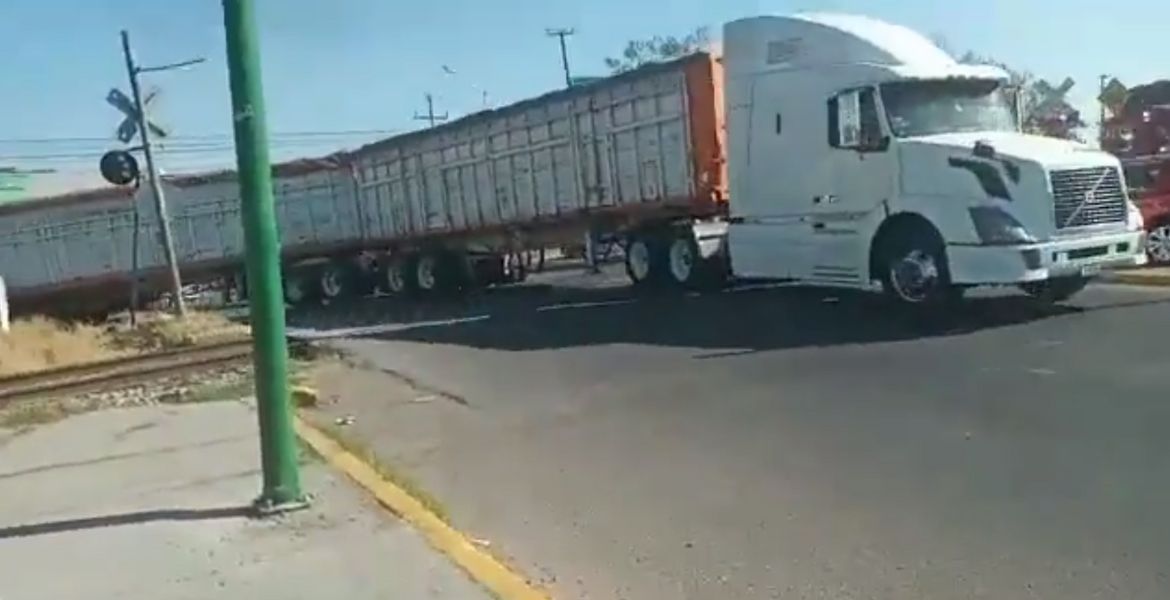 Quítese alv: Tráiler de doble remolque intenta ganarle el paso a un ...