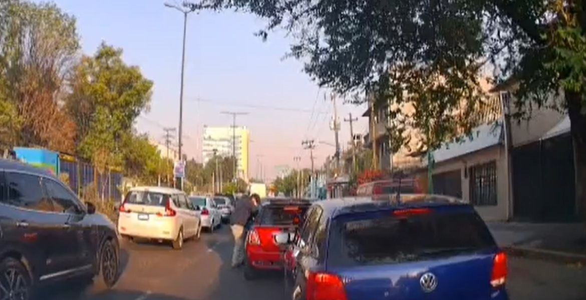 (video) A plena luz del día, sujeto asalta a automovilista entre ...
