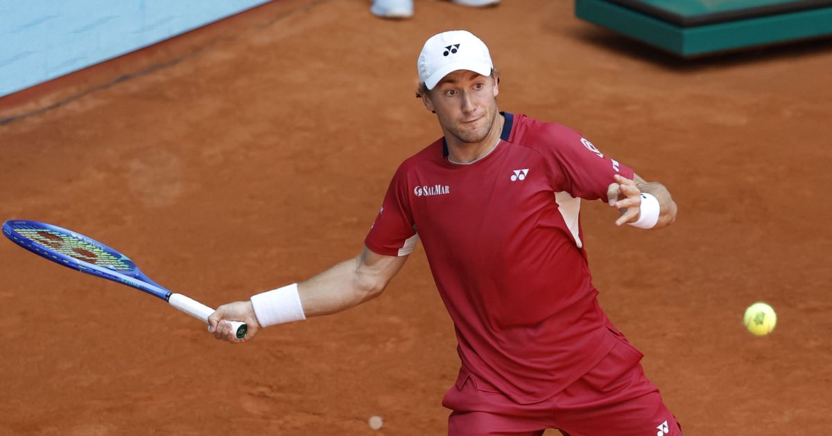 Casper Ruud sobrevive a batalla épica contra Tsitsipas y mantiene ...