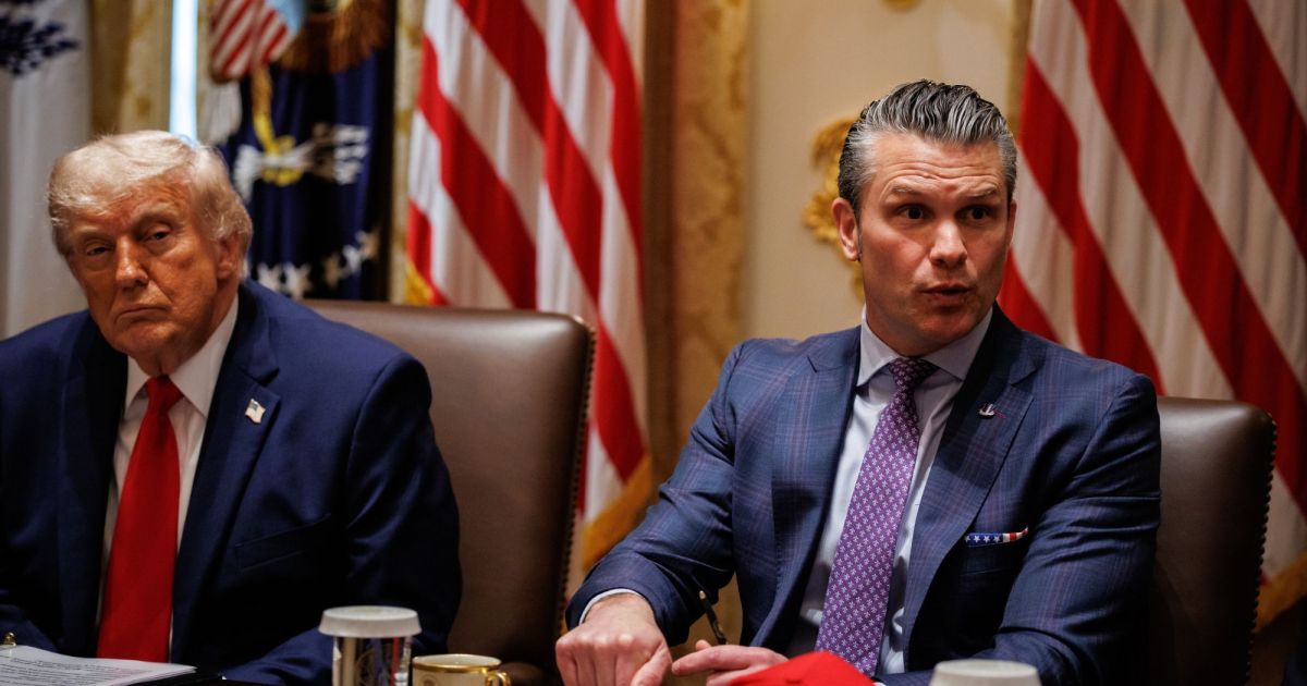 Pete Hegseth anuncia 'guerra contra los cárteles' en reunón con Trump