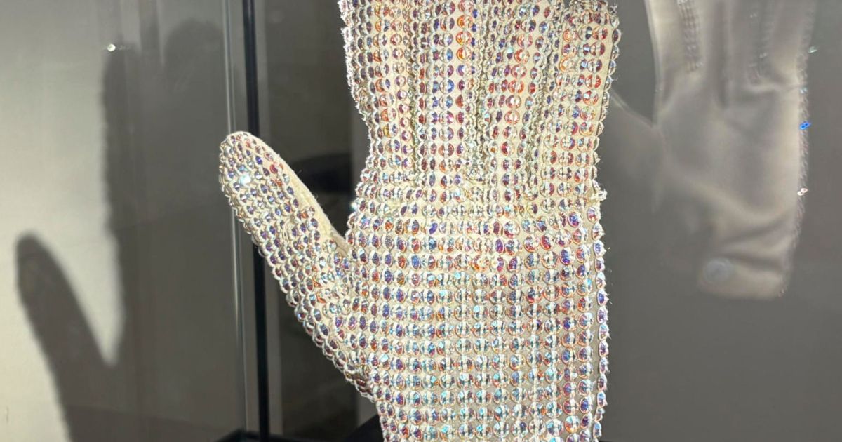 Subastan en París guantes de Michael Jackson por más de 113 mil euros
